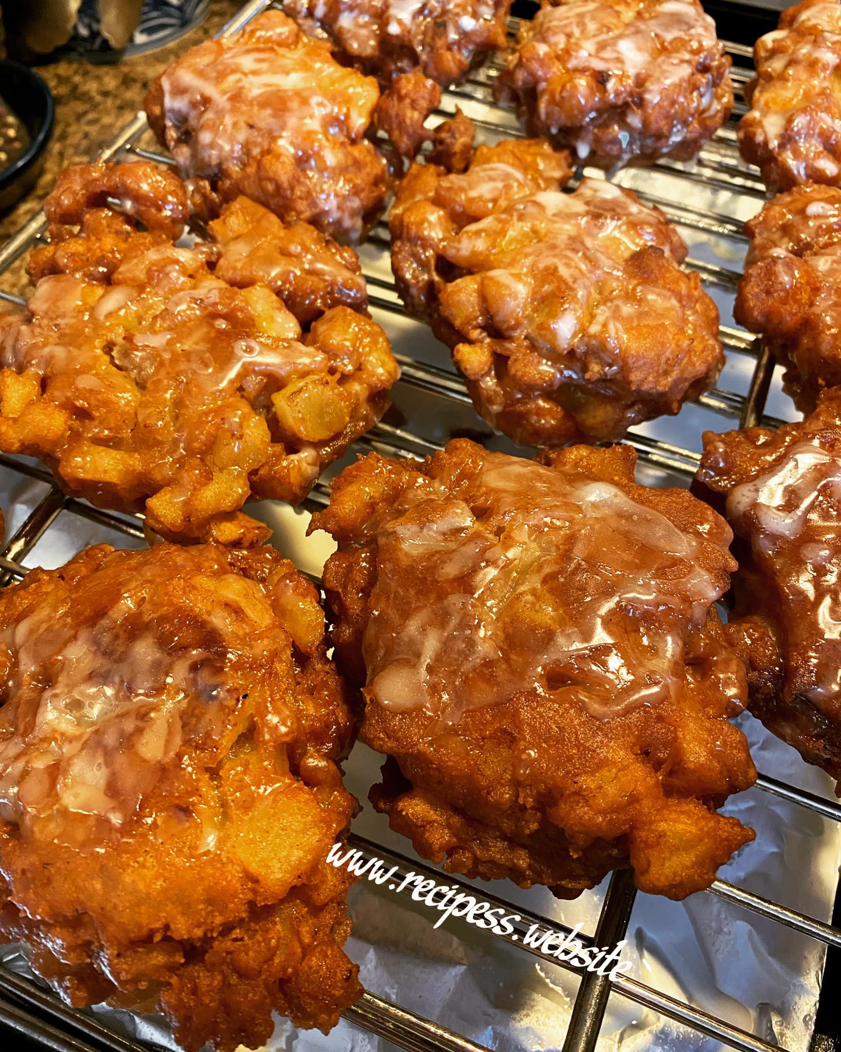 THE BEST HOMEMADE APPLE FRITTERS! - Recipes Website